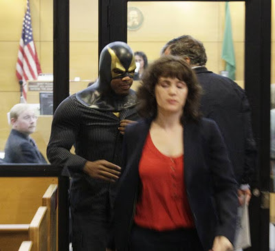 O Pistoleiro Solitário: Após ser preso por agressão, ‘super-herói ...