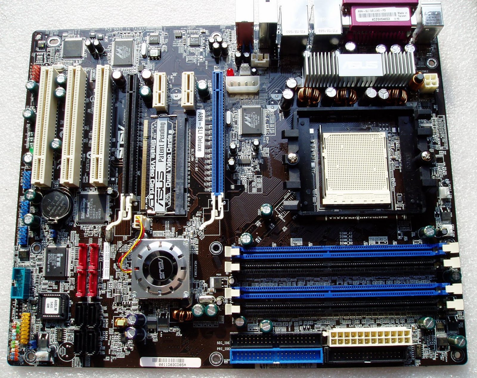 partes del computador: LA BOARD O PLACA BASE