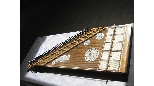 GEO terceiro: Qanun Síria (instrumento musical)