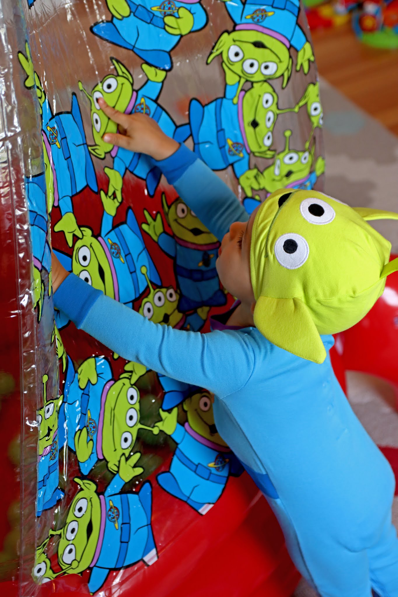 Dan the Pixar Fan: Toy Story "THE CLAW" Inflatable Pizza Planet Space ...