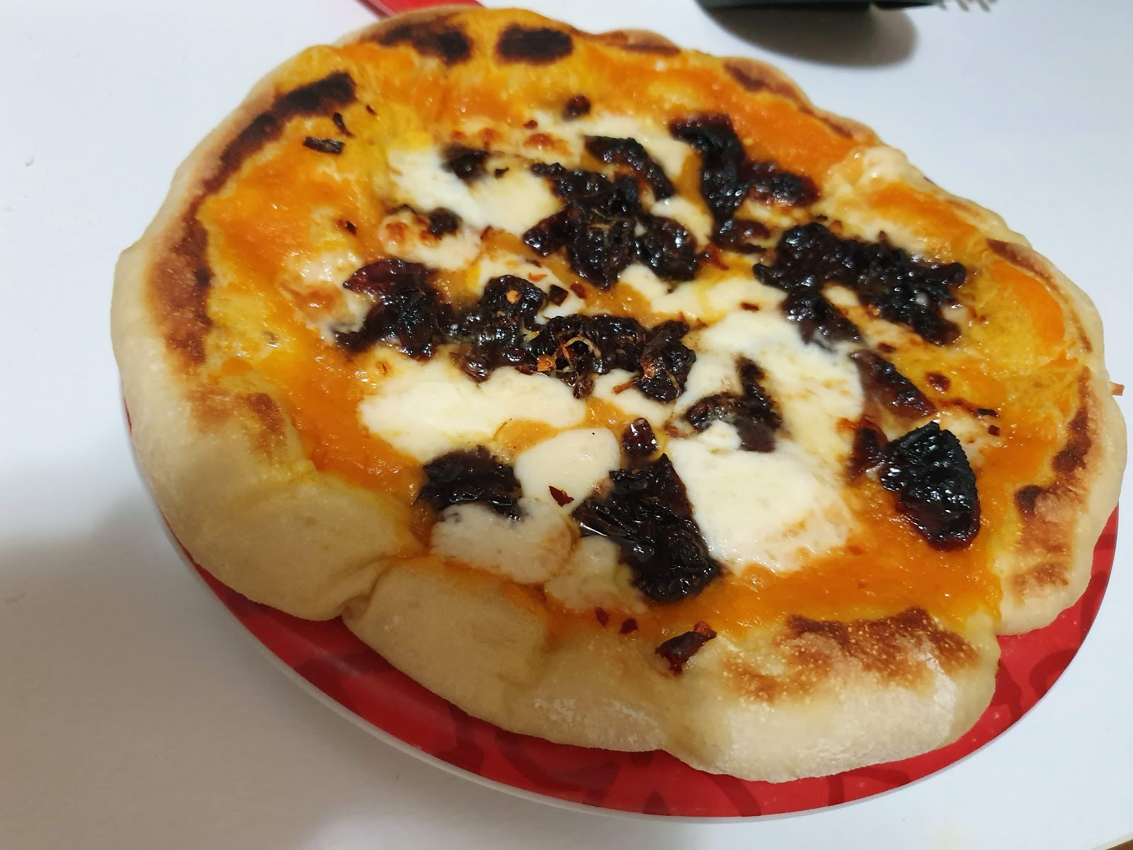 Pizza con crema di zucca, cipolle caramellate e pepato fresco