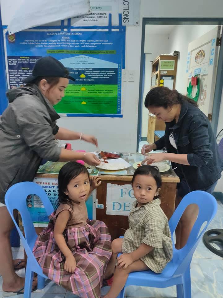 Dalawang bata sinagip ng isang lalaki sa isang problemadong nanay Dalawang bata sinagip ng isang lalaki sa isang problemadong nanay