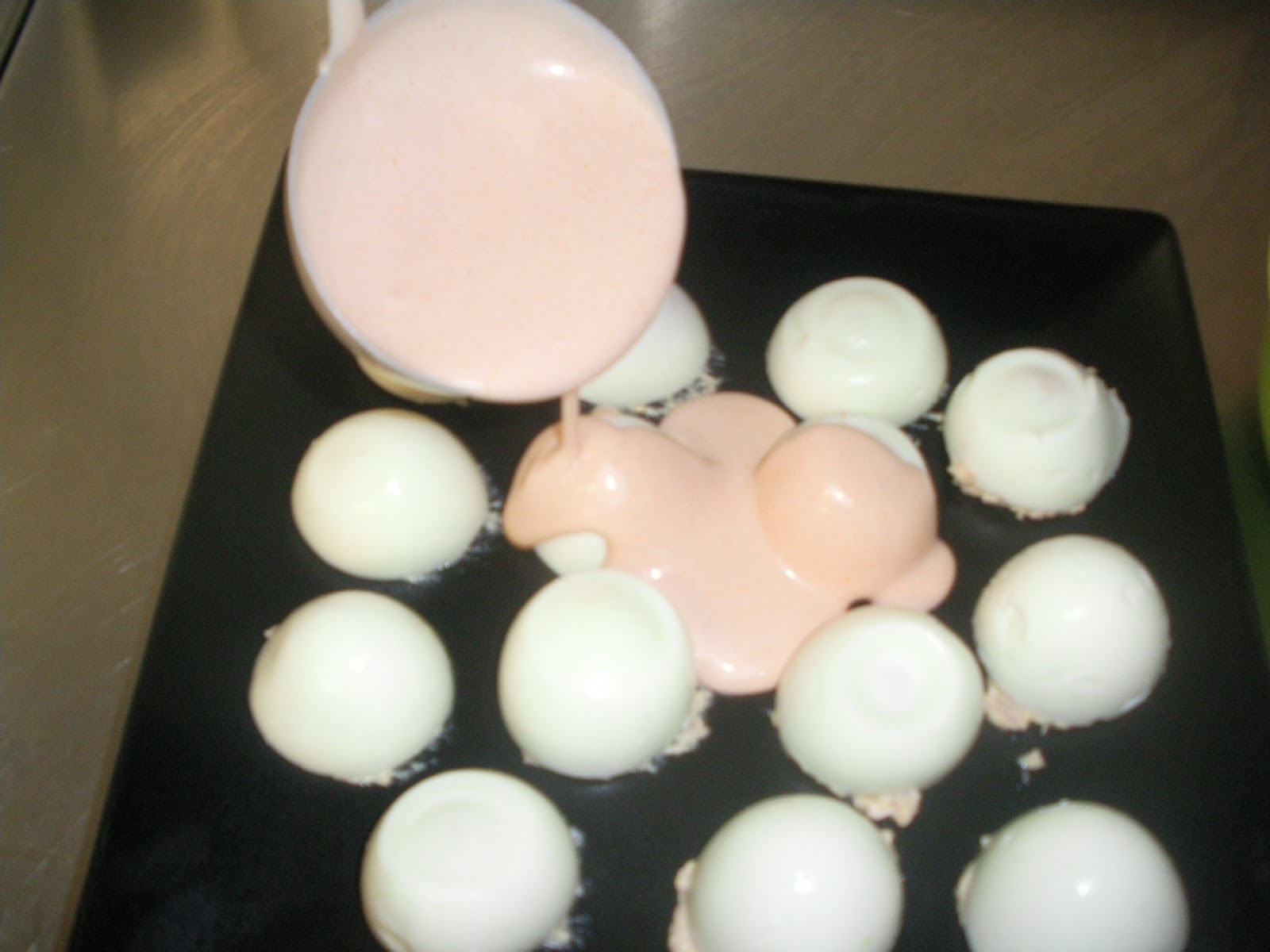 torreSnos con S: Huevos rellenos de atún con salsa golf