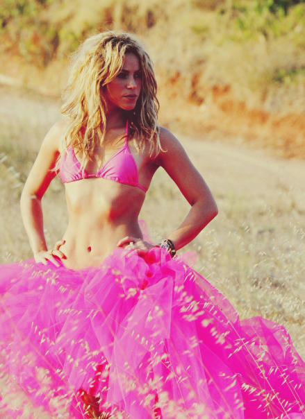 Shakira Beauty In Pink Eueelasfashionistas