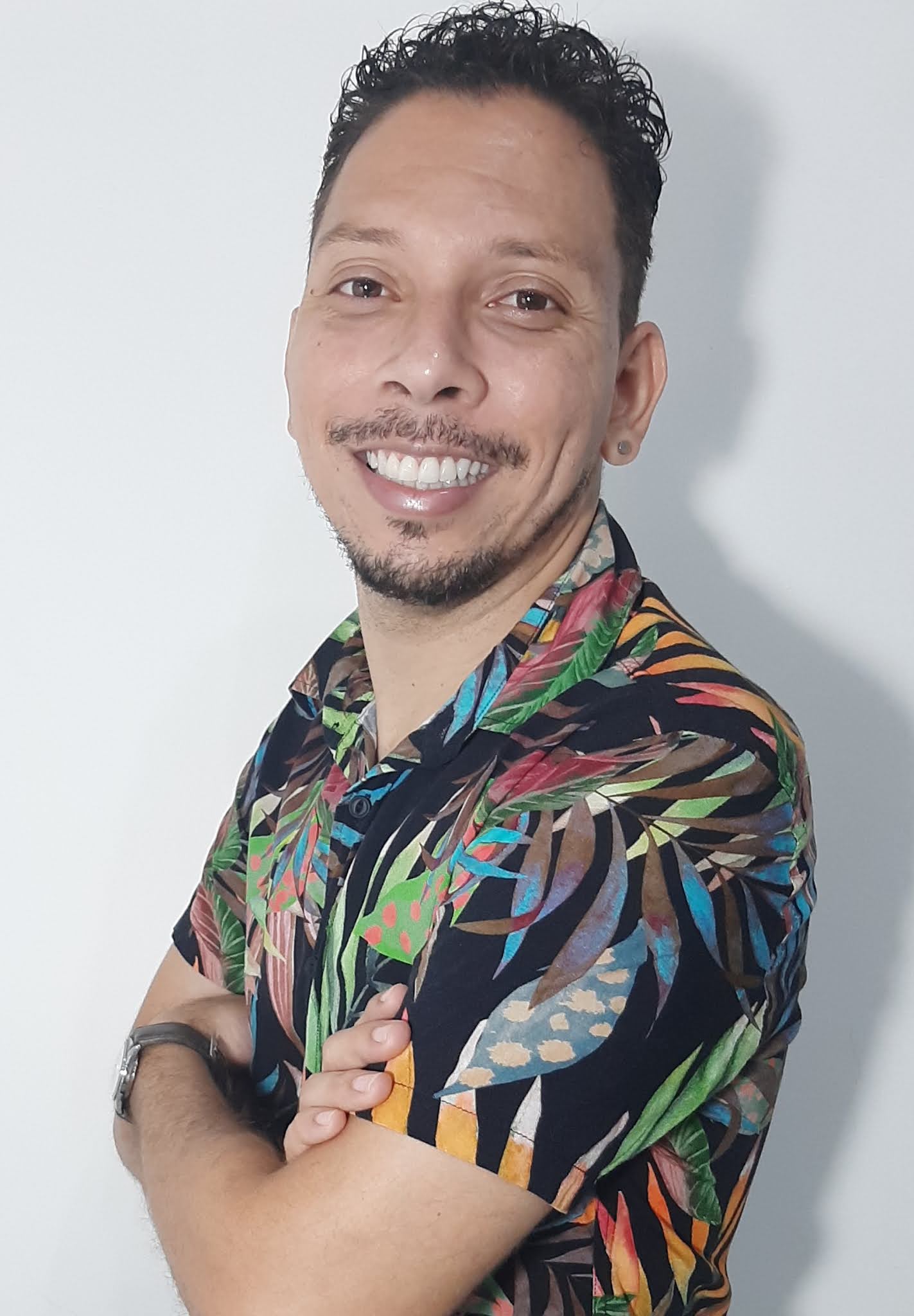 Jonathan Aguiar e o livro Os excluídos podem sonhar, brincar e criar ...