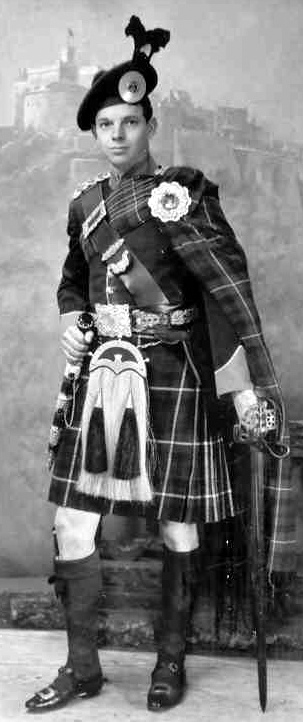 Tour Scotland: Old Photograph Scotsman In A Kilt Edinburgh Scotland