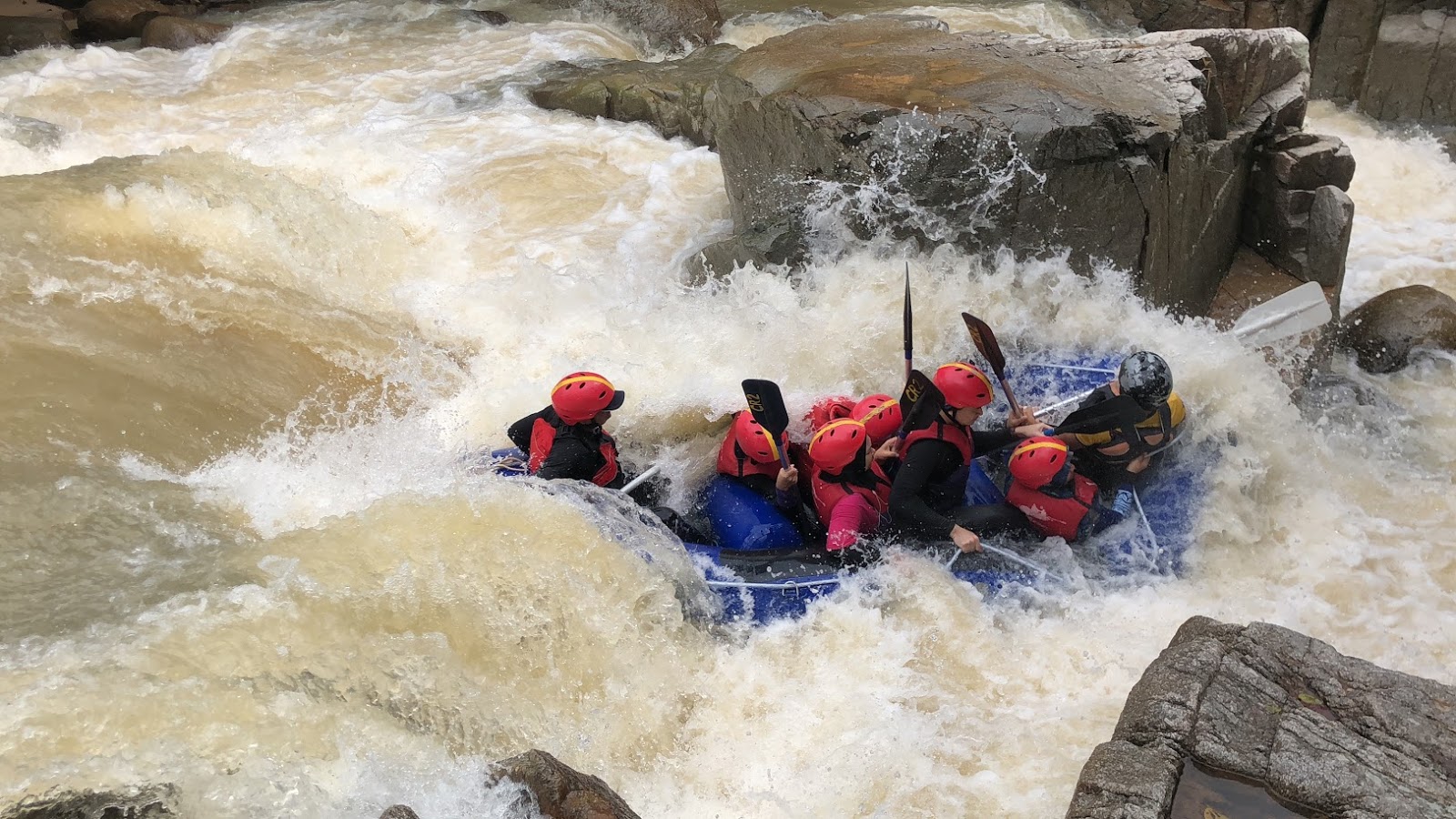 ~ CeRiTeRa Cik FaZz ~: White Water Rafting di Ulu Slim River, Perak