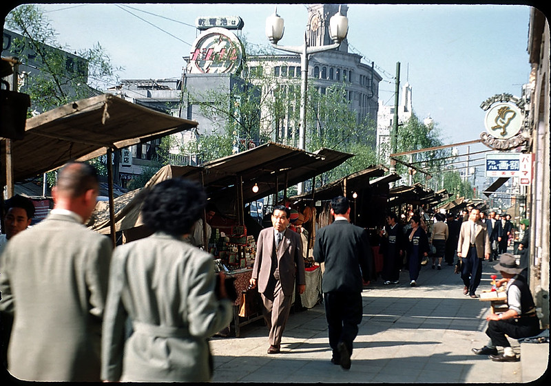 35 Fascinating Color Snaps Capture Everyday Life of Tokyo in the Early ...