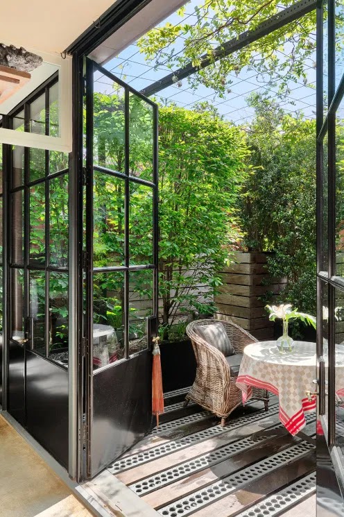 An impressive loft with terrace overlooking Manhattan