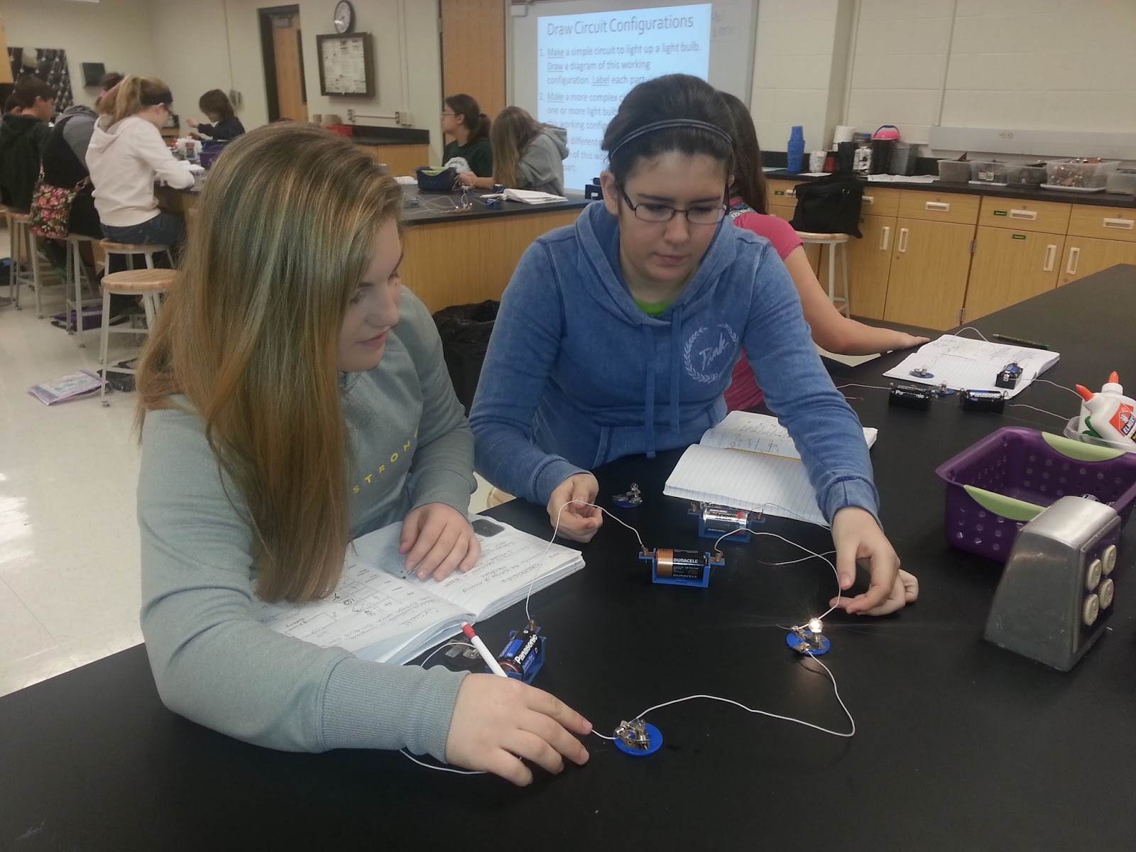 Schneider Science : Exploring with Electrical Circuits