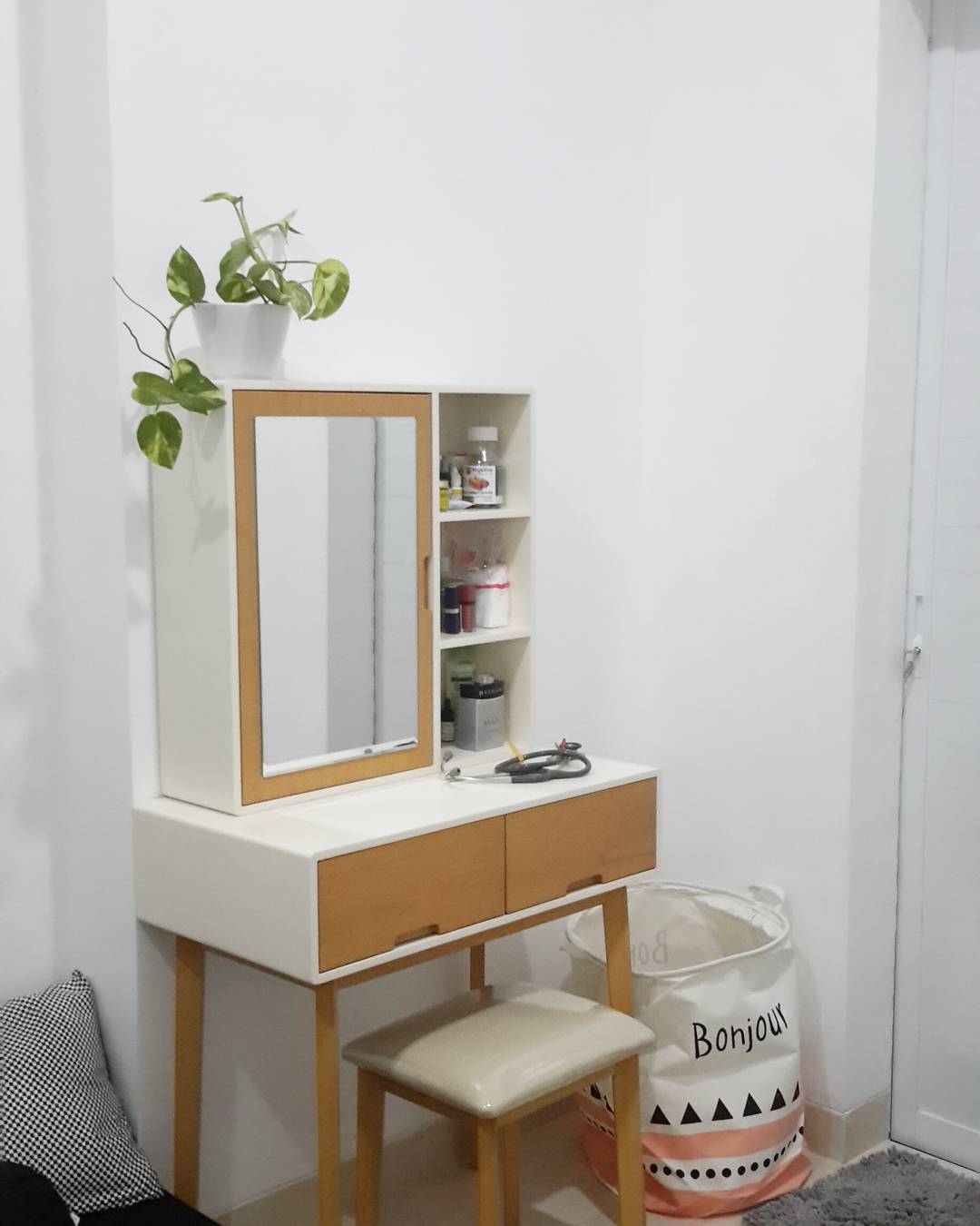 30 Model Meja Rias Unik, Minimalis dan Modern Terbaru - Desain Rumah