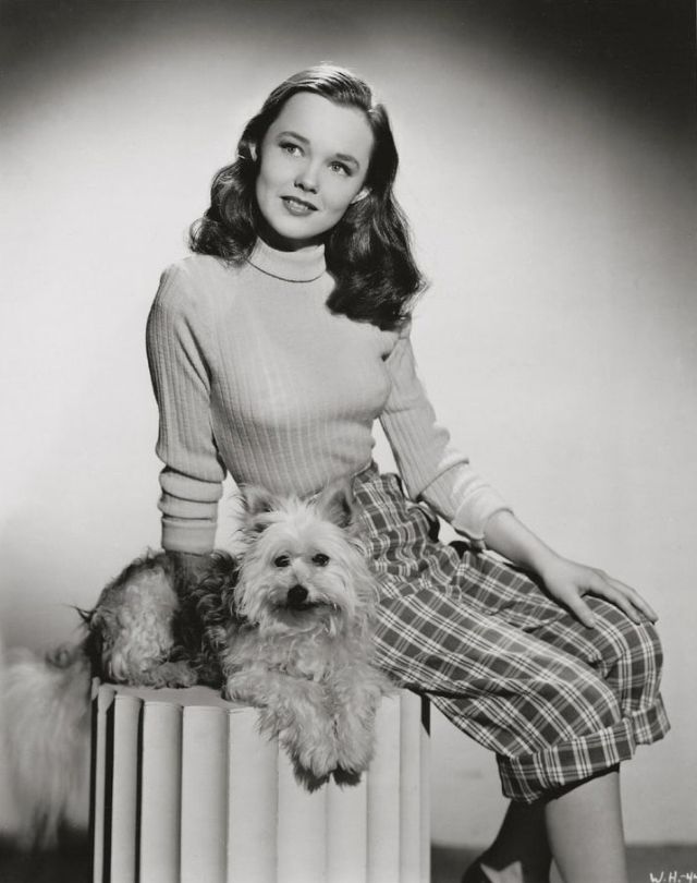 Gorgeous Photos of Wanda Hendrix in the 1940s and ’50s ~ Vintage Everyday