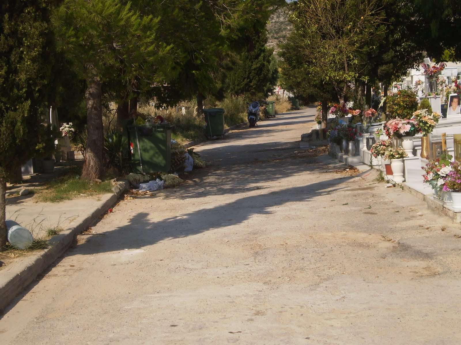 ΚΑΙ ΝΕΚΡΟΥΣ ΑΝΑΣΤΑΙΝΕΙ....: ΚΑΙ ΝΕΚΡΟΥΣ ΑΝΑΣΤΑΙΝΕΙ... ΤΟ ΝΕΚΡΟΤΑΦΕΙΟ ...