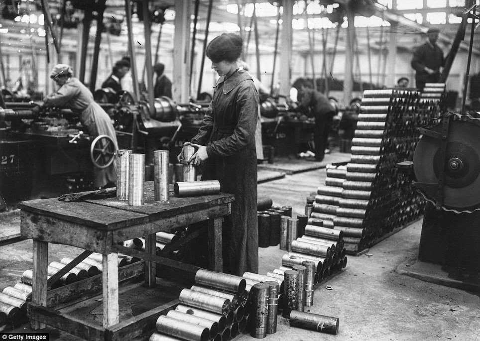 16 Incredible Photos Show Daily Life of British Women War Workers ...
