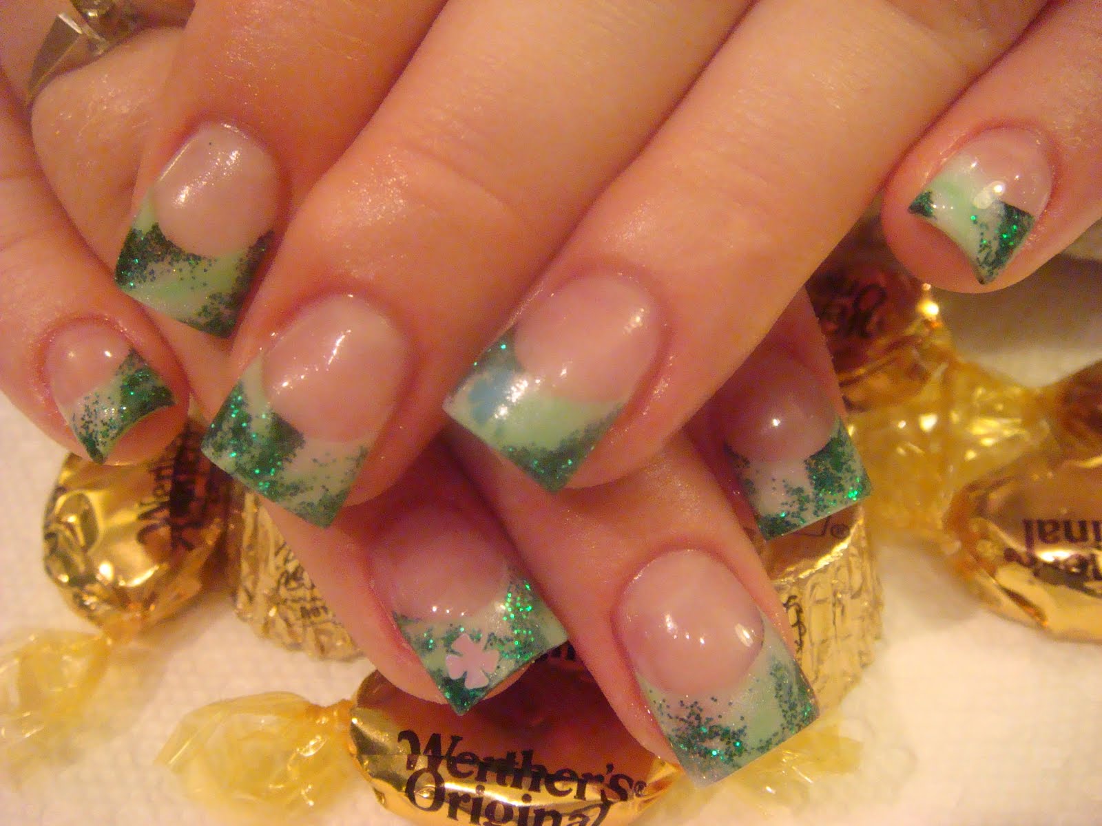 Nail Art: HAPPY NAILS