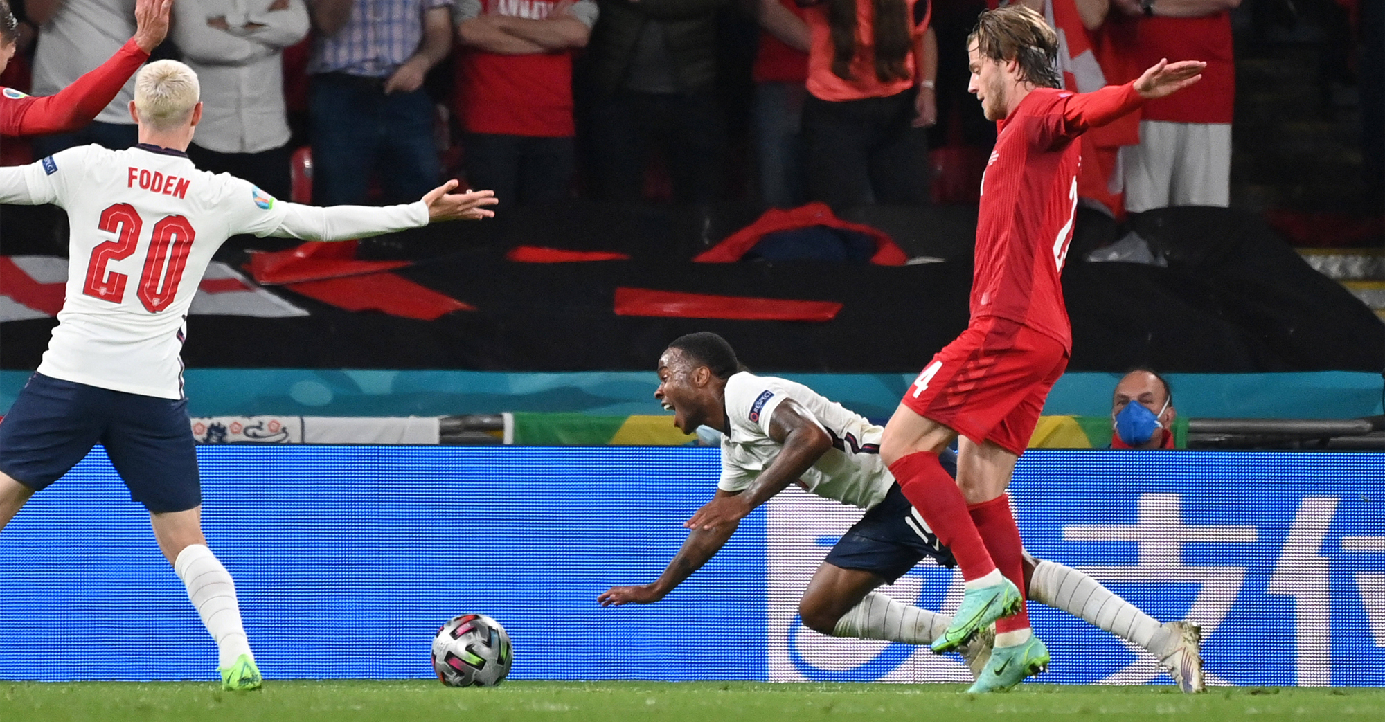 7 plausible Theorien, warum Sterling in der 103. Minute zu Boden ging