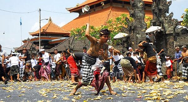 Pariwisata Bali: Perang Tipat Bantal Tradisi Adat Penuh Makna