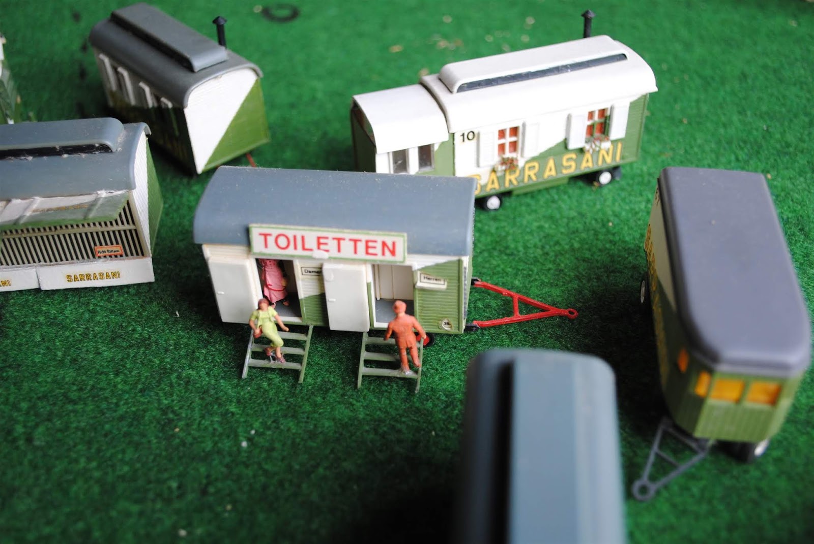 Circusmodellbau: Circus Sarrasani 1:87