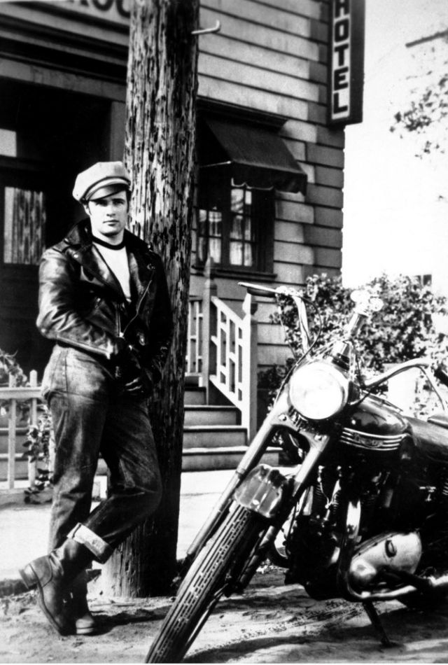 Amazing Vintage Photos of Marlon Brando Posing With His Own 650cc ...