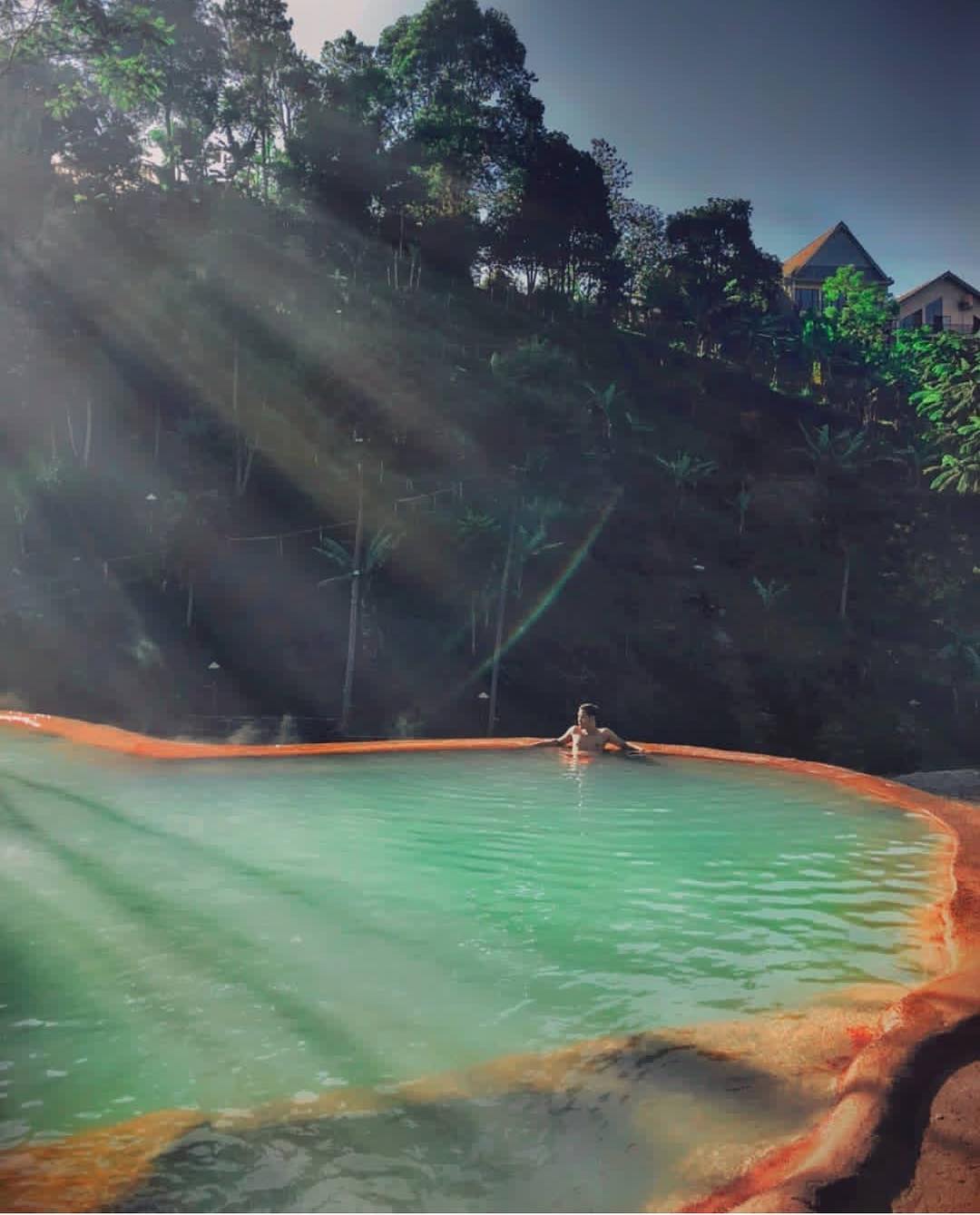 Relaksasi di Wisata Air Panas Curug Cipanas Nagrak Bandung