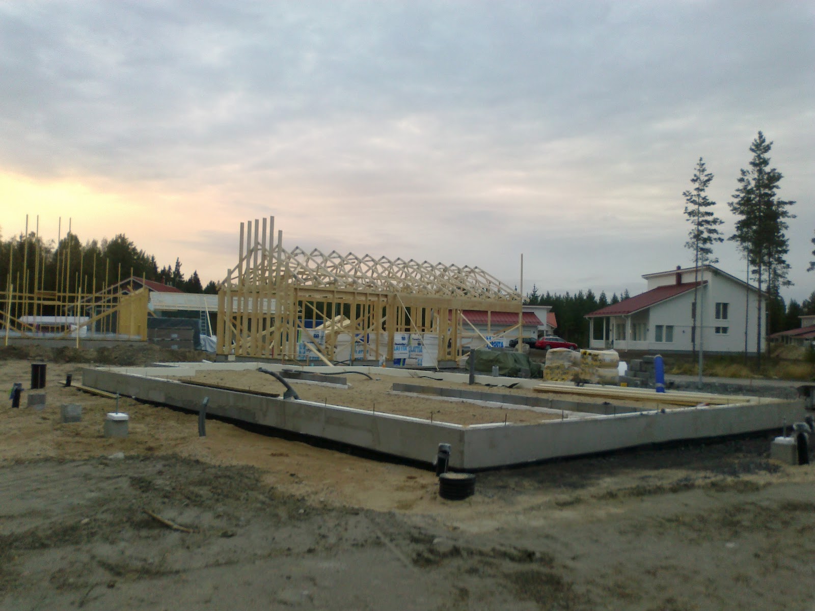 Meidän toinen rakennusprojektimme: Autotallin rungon pystyttäminen, 3 ...