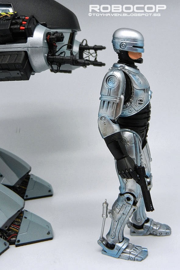 toyhaven: NECA 10-inch ED-209 and McFarlane 7-inch Robocop action ...