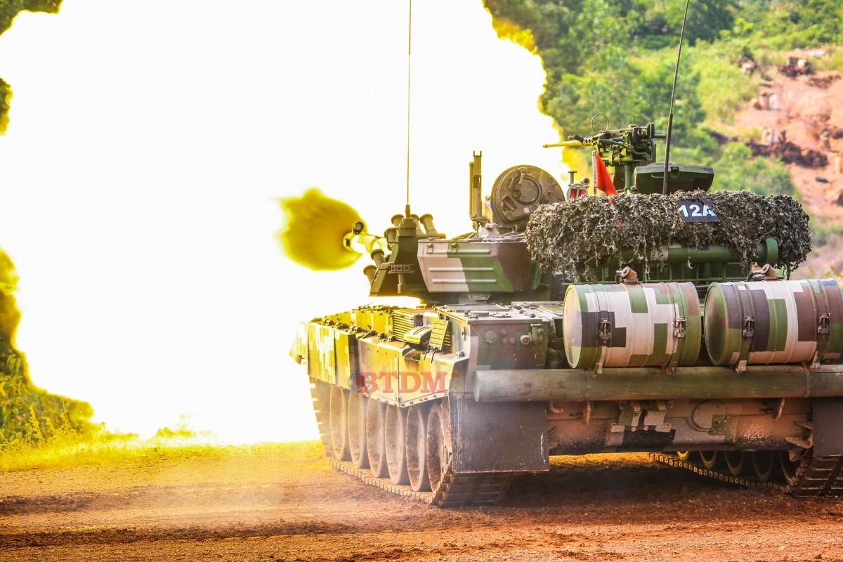 The Dead District: PT-91M Pendekar MBTs of the Malaysia Army at firing ...