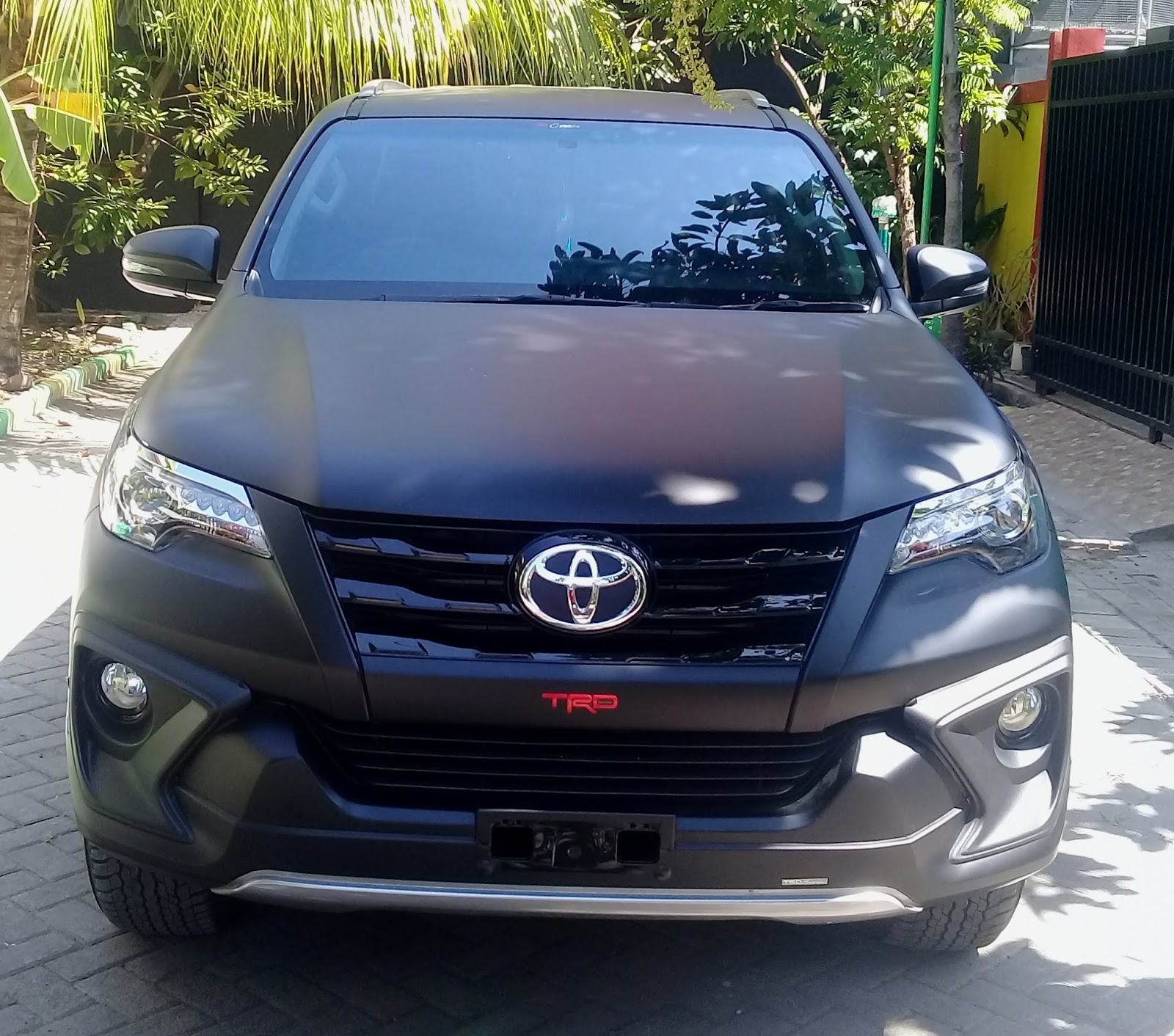 STICKRENZ: Toyota Fortuner - Fullbody Black Matte Wrap