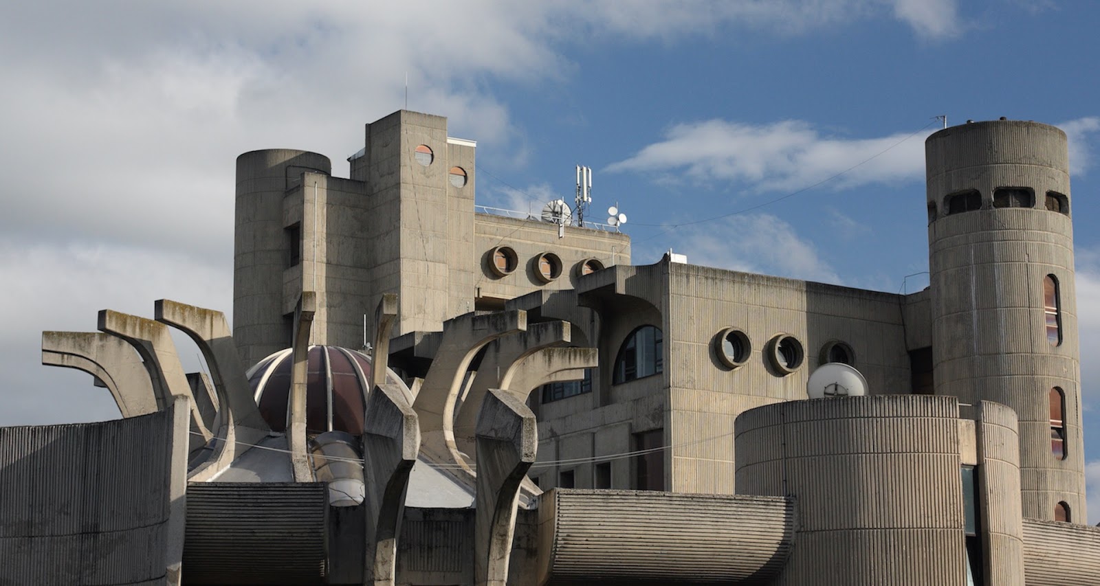 LA ESPINA ROJA: "¿QUÉ HAY DETRÁS DE LA MODA RECIENTE DE LA ARQUITECTURA MODERNA DE YUGOSLAVIA?"