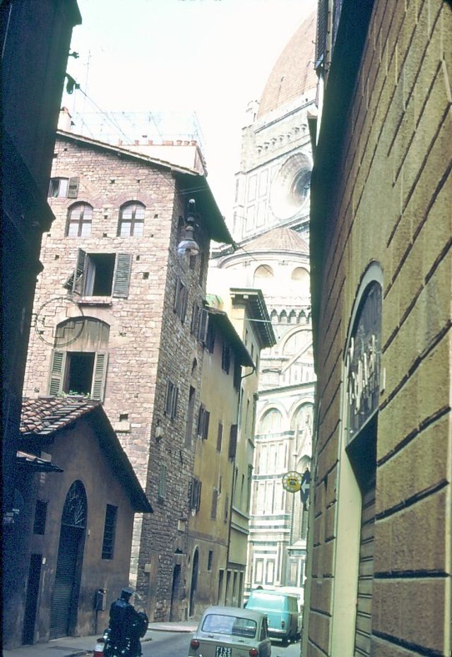 40 Fascinating Photos Capture Street Scenes of Florence in the 1960s ...