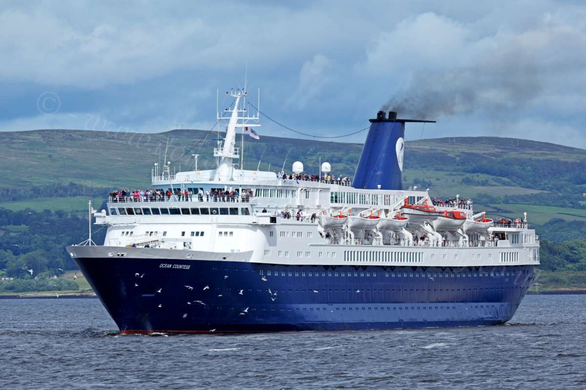 Dougie Coull Photography: Ocean Countess - Departing Greenock