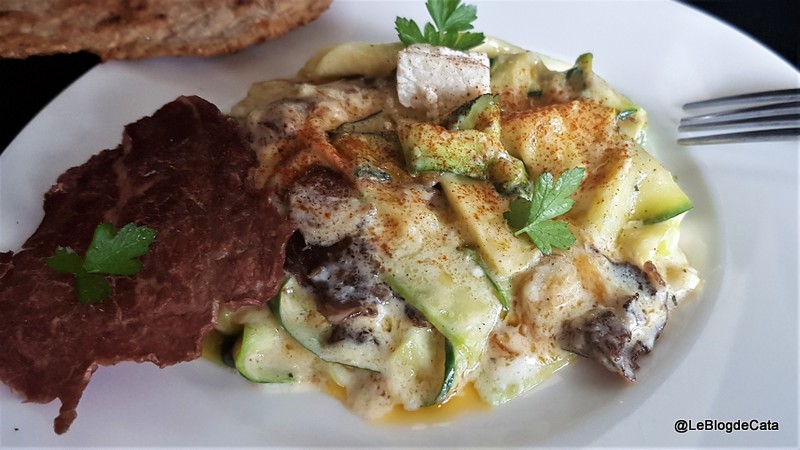 Blogul lui Cătă: Dovlecei sotati cu branza de capra si carne uscata