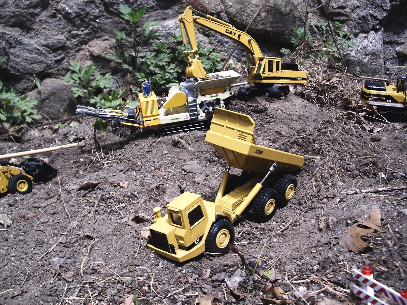 Scale Models: Dio of D&M Construction pit