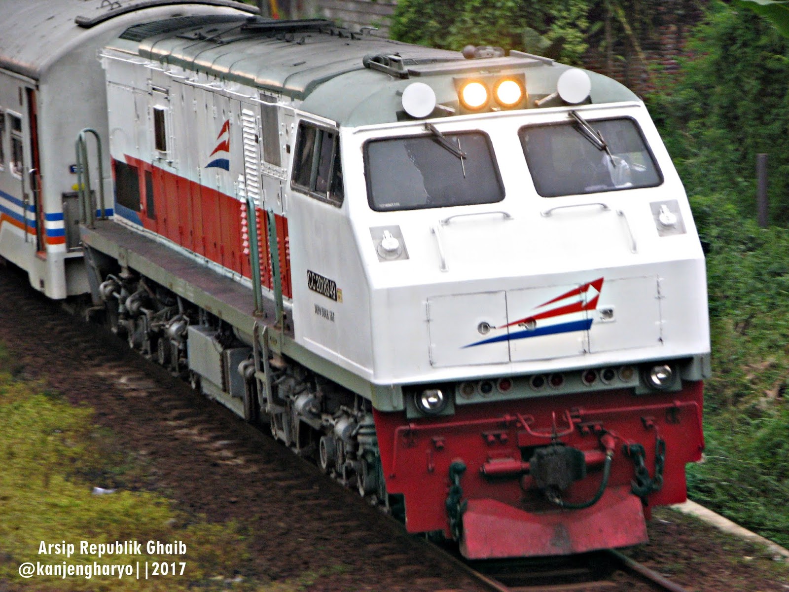 Kereta Api Indonesia: Lokomotif CC201 130 R (201 83 49) Berdinas KA Penataran, Lokomotif ...