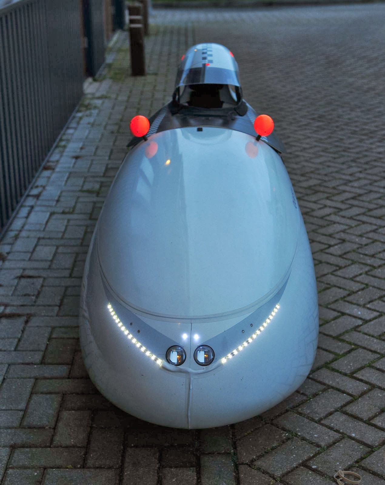 Velomobiel Quest en Wim Schermer: Tesla Model S en Quest met LED strips