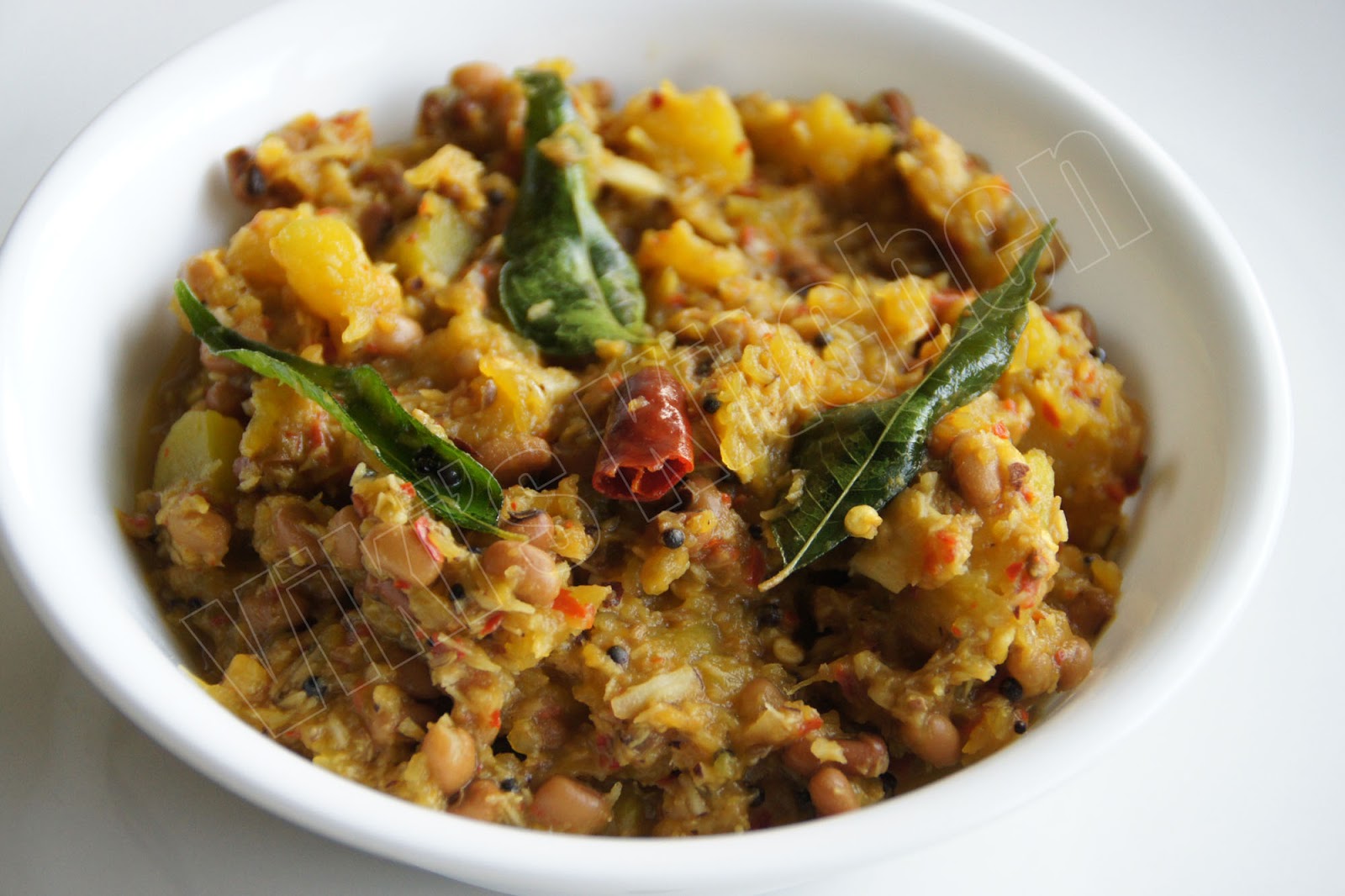 Viki 's Kitchen: Pumpkin karamani curry