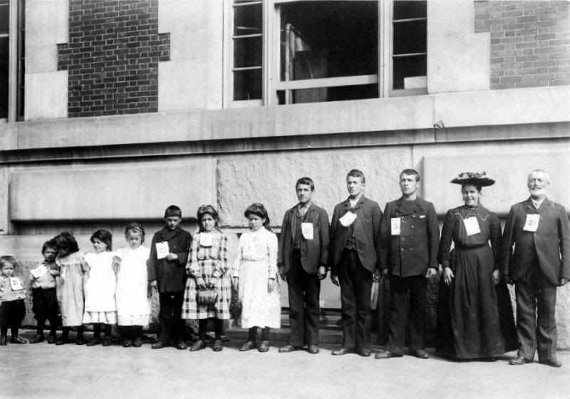 20 Vintage Photos of Big Immigration Families in the U.S From the Early ...
