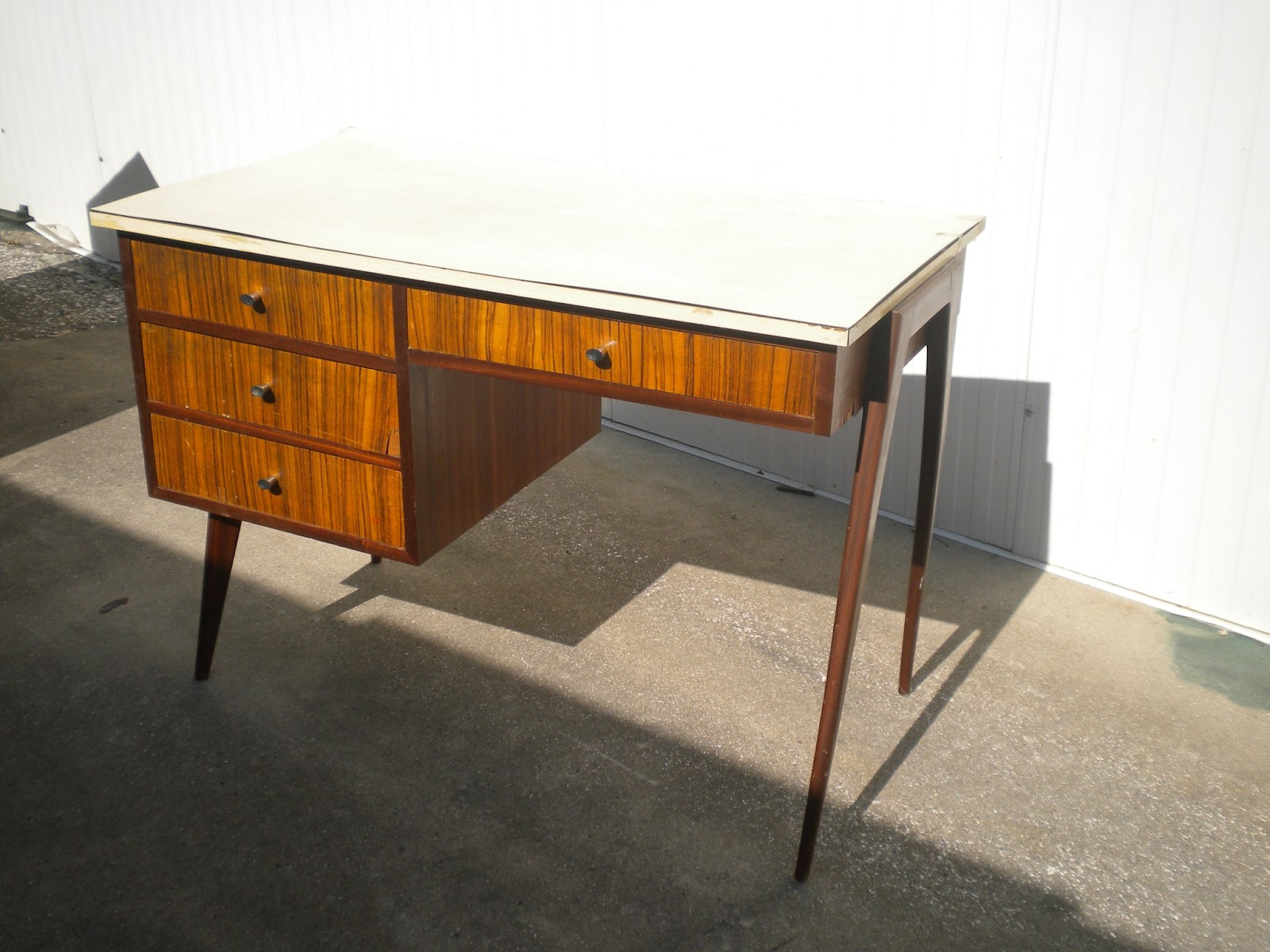 é DE +: Movel secretaria vintage formica creme