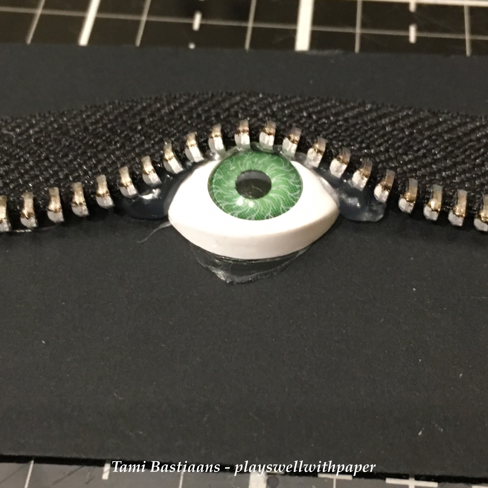 Plays Well With Paper: Eyemagination Part 1 - Zipper Eye