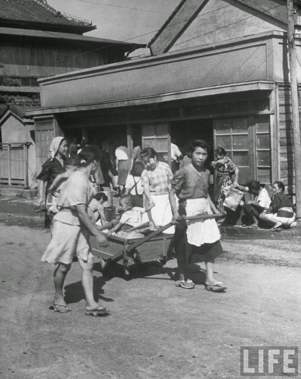 19 Amazing Black and White Photos That Capture Daily Life in Japan in ...