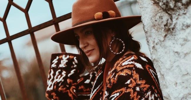 Jeansii evazati intr-o tinuta boho chic | Sandra Bendre