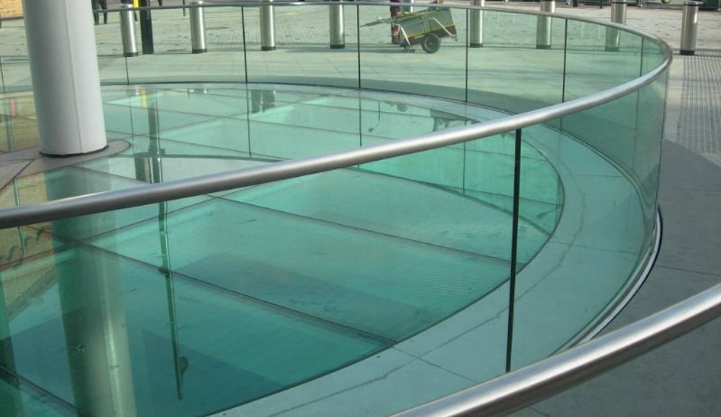 Mengaplikasikan Railing Kaca Tempered Untuk Pengaman Gudang Art Design