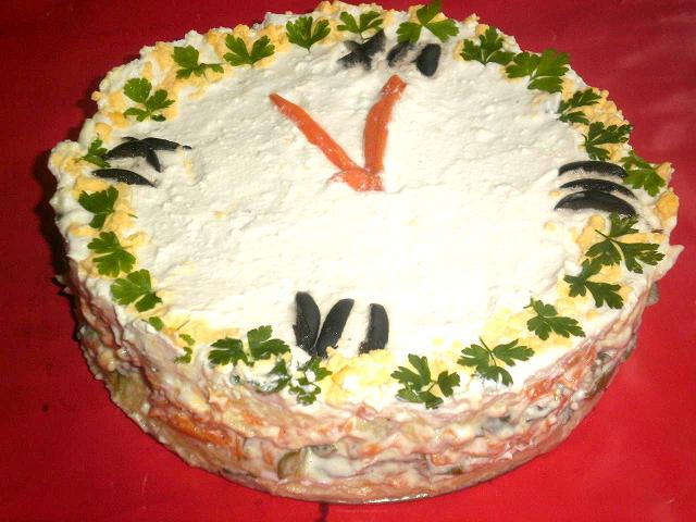 Готварски рецепти за работещи жени: Салата-торта "Часовник"