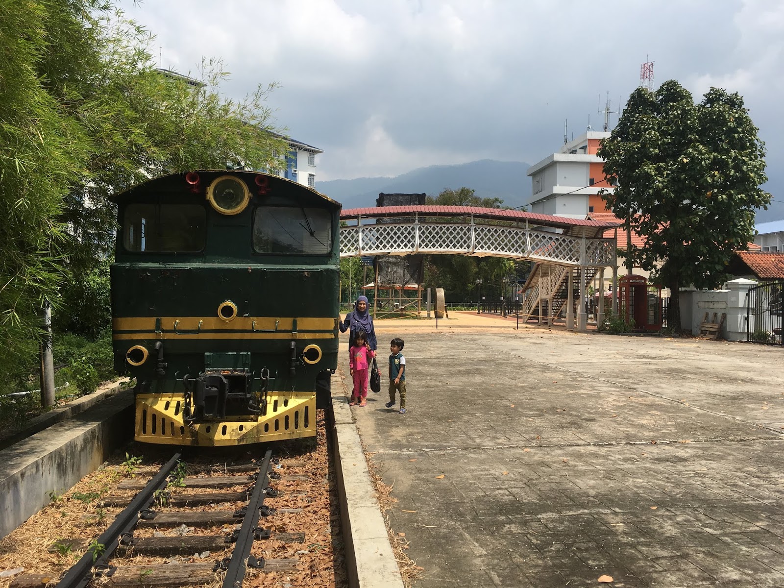 Dua Budak Cilik Tengok Kereta Api Lama Di Hadapan Galeri Perbandaran ...