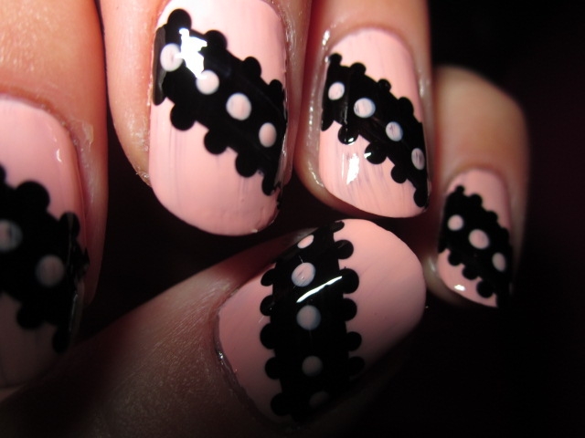 CătălliNails: Model unghii roz cu negru si...puncte