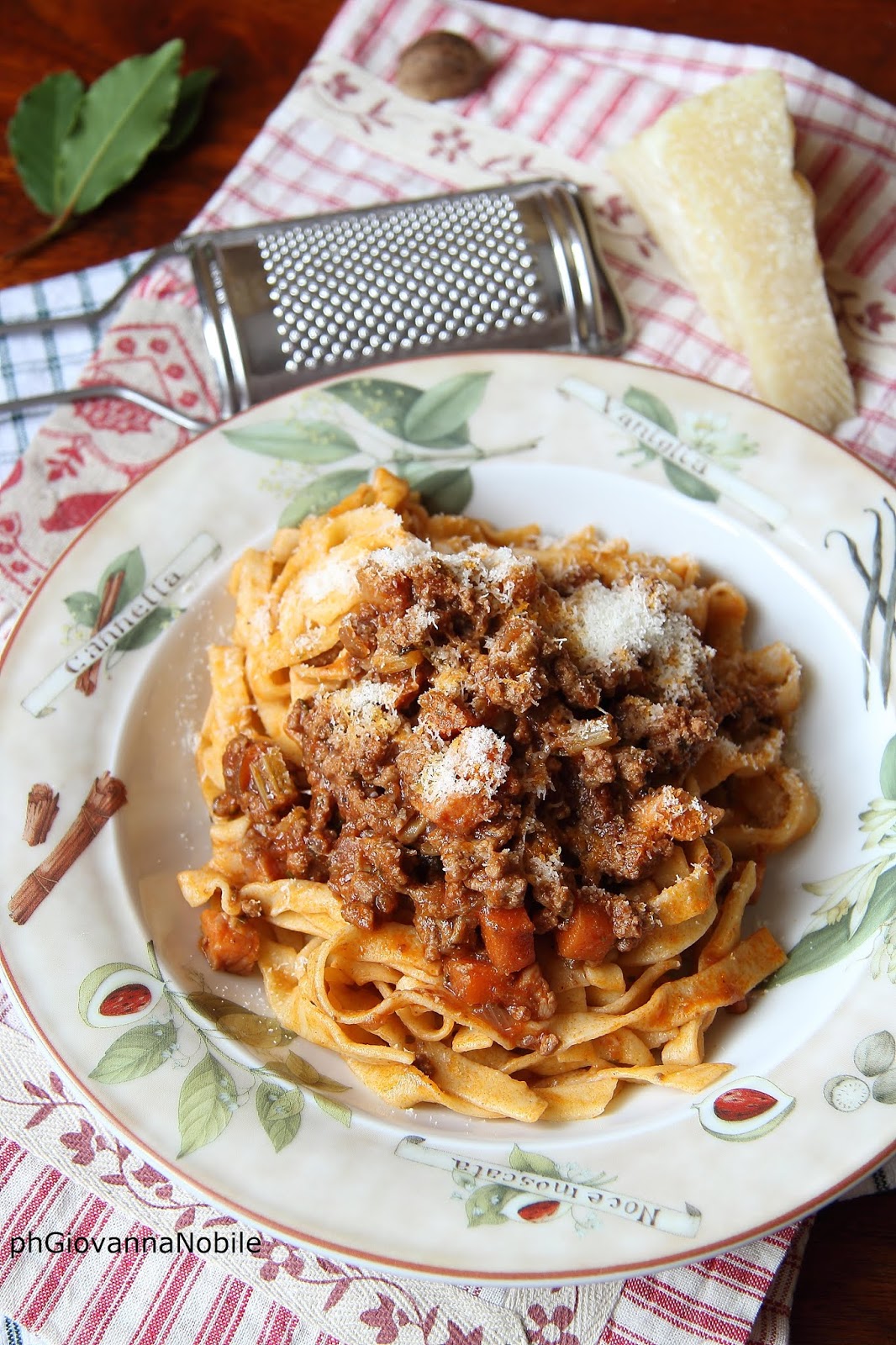 Tagliatelle con ragù di carne trita, Lardomagro Lenti funghi secchi ed ...