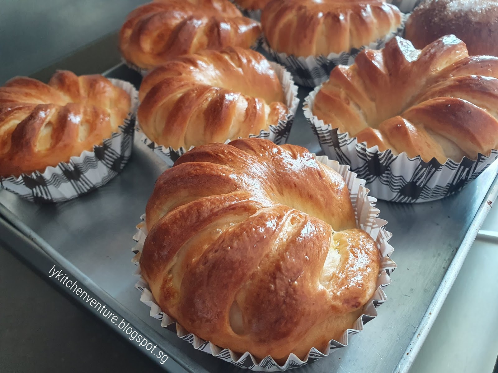 LY's Kitchen Ventures: Tuna Mayo Buns