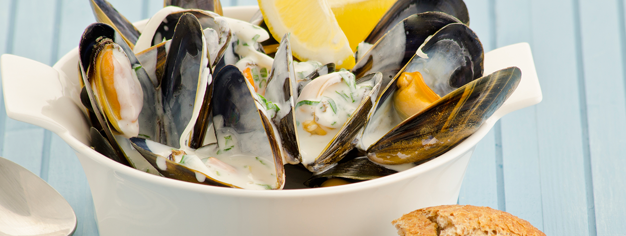 Paris Black & White: Moules Marinières (or mariners' mussels) Recipe