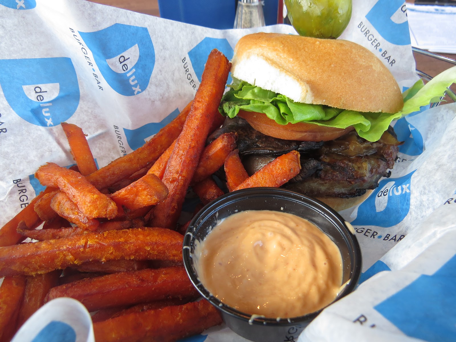 velcro&zippers: Delightful Burger Joint: Delux Burger