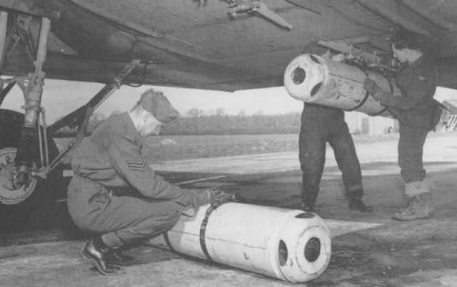 STORM AND CONQUEST : British Airborne C.L.E supply containers Arnhem & DDay